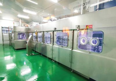 China PET Bottled Water Blow Fill Cap Combi Block Machine 12000 BPH 500ml for sale