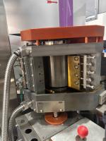 China Stepless Speed Rotary Hot Melt Labeling Device For Non Stop Mass Bottle Label Application for sale