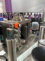 China Stepless Speed Rotary Hot Melt Labeling Device For Non Stop Mass Bottle Label Application for sale