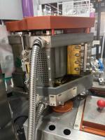 China Stepless Speed Rotary Hot Melt Labeling Device For Non Stop Mass Bottle Label Application for sale