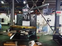 China Universal 5HP Rated Power Metal Milling Machine Bed Structure 1570*405mm Table Size for sale