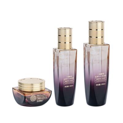 China 40ml/100ml/50g Glass Transparent to purple gradient cylindrical Smooth with white pump for cosmetic packaging bottle for sale