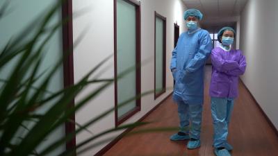 China PP Disposable Lab Coat Nonwoven Single Layer Knitted or Elastic Collar and Cuffs Front Button Fly Closure One Pocket for sale