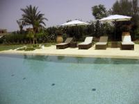 China Technique Glass Mosaic Swimming Pool Tiles in Spain Colors 4mm Thickness Affordable for sale