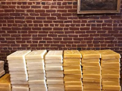 China Food Grade 100% Natural Beeswax Block Oil Emulsions Incorporated for sale