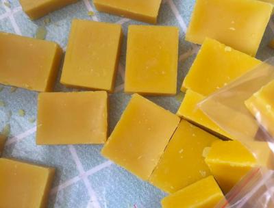 China 1.441 To 1.443 Refraction Index 1 OZ Beeswax Bars 100% Pure Beeswax for sale