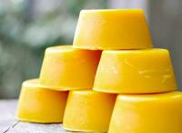 China Cosmetic ISO9001 White Pure 1 OZ Beeswax Bars Industrial Grade 42*32*27cm for sale
