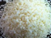 China 100% Purity White Bee Wax Pellets Cosmetics Physical Refined Beeswax Pellets for sale