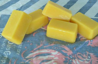 China 1 Ounce Small Beeswax Bars For Lip Balm Lotion Making for sale