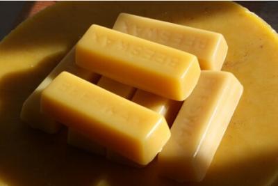 China Customized Package 1oz Natural Beeswax Bar For Retails Triple Filtered for sale