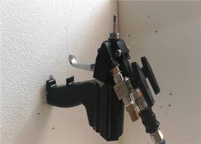 China 24Mpa Polyurethane Spray Gun 2.0kg Lightweight Foam Insulation for sale