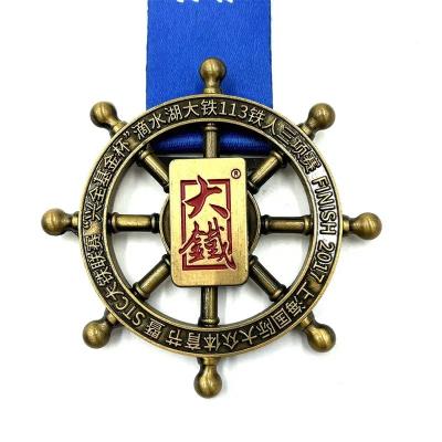 China Custom Ironman 113 Triathlon Award Spinning Medal Zinc Alloy 1.5 Inch Ribbon for sale