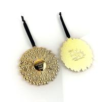 China Custom Shiny Gold Beatles Ornament Sandblasted Zinc Alloy 0.5 Inch Ribbon Velvet Box for sale