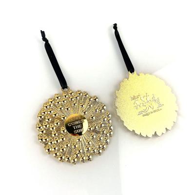 China Custom Shiny Gold Beatles Ornament Sandblasted Zinc Alloy 0.5 Inch Ribbon Velvet Box for sale