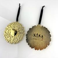 China Custom Shiny Gold Beatles Ornament Sandblasted Zinc Alloy 0.5 Inch Ribbon Velvet Box for sale