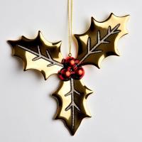 China Zinc Alloy Festive Holly Ornament Shiny Gold Die Struck 3D Design for Wreaths for sale