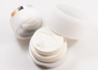 China 10ml 30ml 50ml PET Plastic Cosmetic Jars for Face Cream with White Spoon for sale