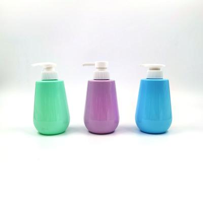 China Green 465ml PET Plastic Cosmetic Bottle 32mm Neck with Pump for Personal Care for sale