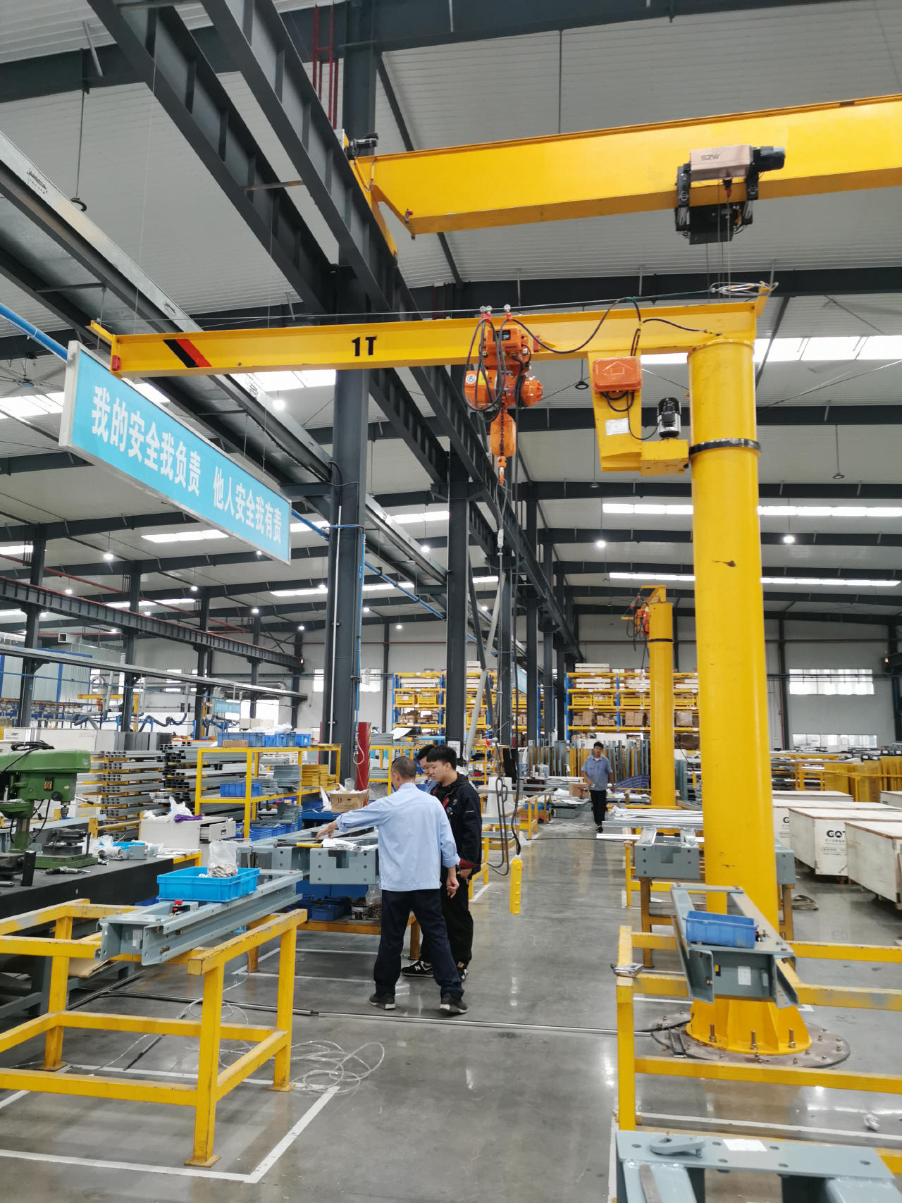 Column type cantilever crane