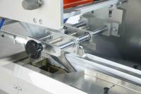 China tableware honey spoon pillow packaging machine horizontal face mask biscuit bakery bread flow pack packaging machine for sale