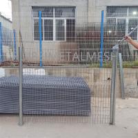 China 3D Curved Triangle V Mesh Security Fence Panel Powder Coating for sale