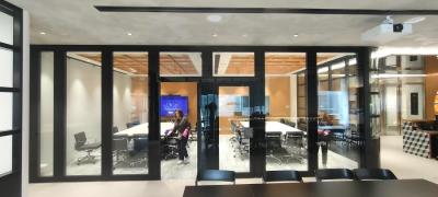 China Commercial Accordion Wall Divider with Aluminum Frame & Tempered Glass - Adjustable Office Partition 304 Stainless Steel for sale
