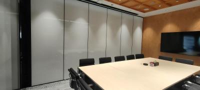 China Commercial Retractable Partition Wall with Aluminum Alloy Frame and Tempered Glass - Fireproof Office Room Divider Easy Installation for sale