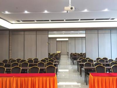 China Movable Conference Room Partitions with Aluminum Frame and Fabric Surface - 5-Year Warranty, Custom Sizes for sale