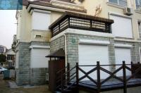 China Vertical 2mm 4500PA Wind Load External Window Shutters for sale