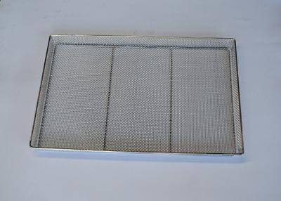 China Baking Serving Drying 40cm Wire Mesh Tray With Handle for sale
