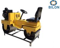 China 6HP 700kg Ride On Vibratory Road Roller Double Drum 15L Water Tank for sale