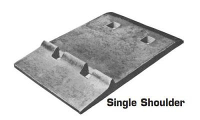 China Single Shoulder Tie Plates for 56-100lb Rails with 1:40 Incline and 26mm Holes for Railroad Construction for sale