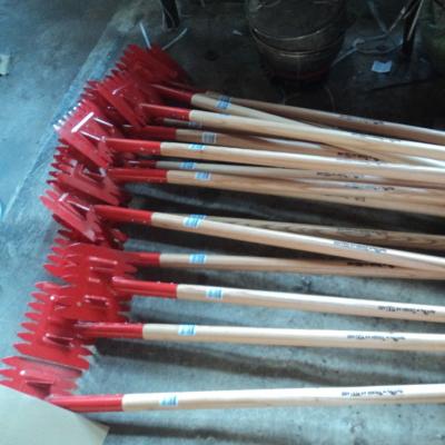 China DIY Roofing Projects Made Easy with Customized Roofing Spade and Long Wood Handle for sale