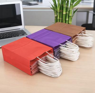 China Customized logo kraft paper shopping bag with white brown twisted handle, environmentally friendly printed white paper bag for sale