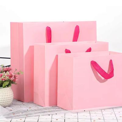 China Custom Luxury Paper Gift Bag Recyclable Gift Bags Handle Paper Packaging Bags for sale