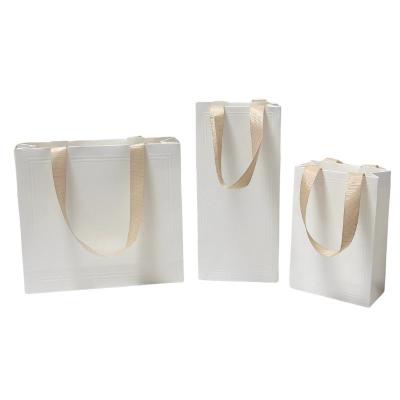China Custom Paperboard Gift Bag Holiday Christmas Cross-Border Wholesale Recyclable Screen Printed Hand Length for sale