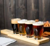 China Handmade 5oz Craft Beer Tasting Kit , Craft Beer Glasses Set With Wooden Paddle for sale
