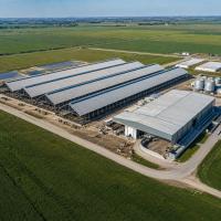 China Anti Corrosion Hot Dip Galvanized Prefab Farm Buildings With Excellent Ventilation And Lighting for sale