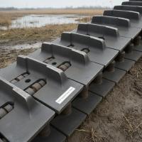 China D50 Swamp Track Shoe Assembly 900mm Width 25MnB Boron Alloy Steel Triple Grouser for Bulldozer Wetland Applications for sale
