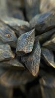 China Submersible Grade Qinnan Shreds Full Of Fat Oud Chips Agarwood Wood Chips for sale