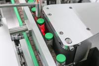 China 220V Automatic Vertical Round Glass Bottle Labeling Machine With Bottle Unscrambler for sale