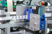 China 4.1KW Vertical Vials Sleeve Labeling Machine Automatic Sticker Labeling Machine 600kgs for sale