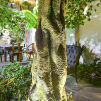 China Living Room Artificial Banyan Tree No Sunlight S Shape Trunk Wide Leaf Cover Plant for sale