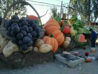 China Cute Fruits And Vegetables Topiary Sculpture , Outdoor Garden Sculpture Colorful for sale