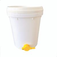 China 5 Gal Bee Keeping Tools Plastic Honey Bucket With Honey Spout Bee Container for sale