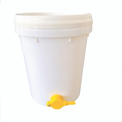China 5 Gal Bee Keeping Tools Plastic Honey Bucket With Honey Spout Bee Container for sale