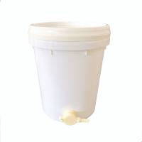 China 5 Gal Bee Keeping Tools Plastic Honey Bucket With Honey Spout Bee Container for sale