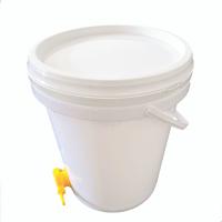 China 5 Gal Bee Keeping Tools Plastic Honey Bucket With Honey Spout Bee Container for sale