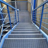 China Hot DIP Galvanized Steel Stair Tread Grating - 20-100mm Bearing Bars, 3-5kPa Load Capacity for sale