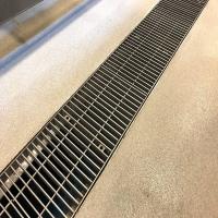 China Hot DIP Galvanized Steel Stair Tread Grating - 20-100mm Bearing Bars, 3-5kPa Load Capacity for sale